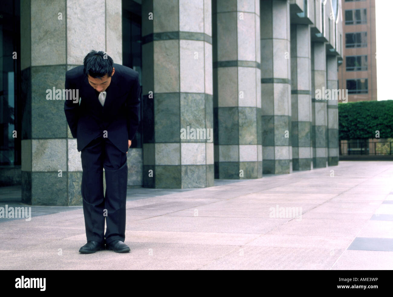 Japanese people bow hi-res stock photography and images - Alamy