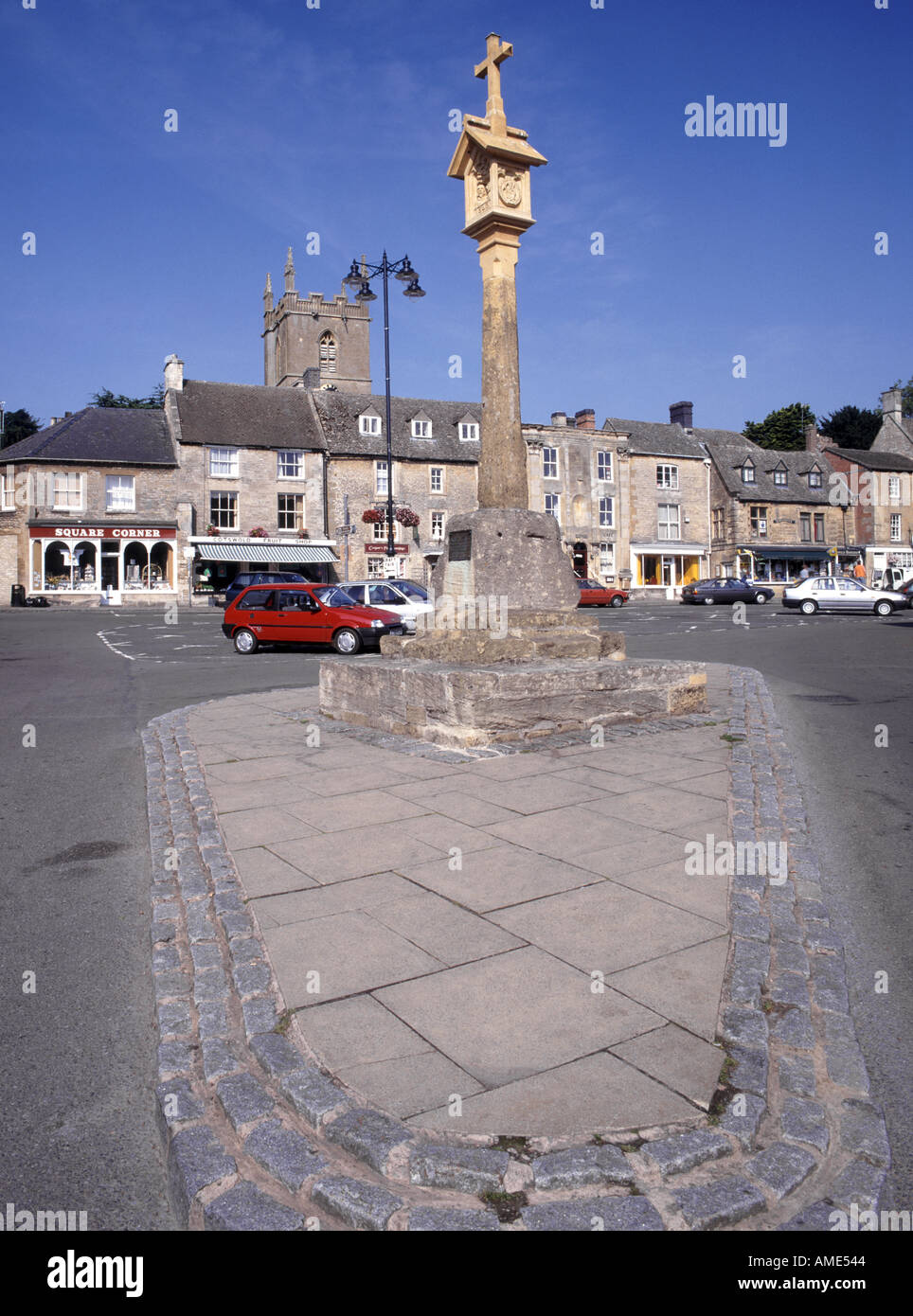 Stow on the wold market place hi-res stock photography and images - Alamy