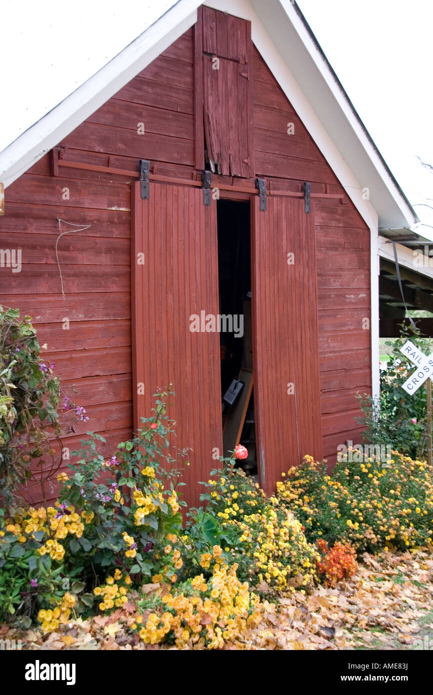 Red sliding barn door hi-res stock photography and images - Alamy