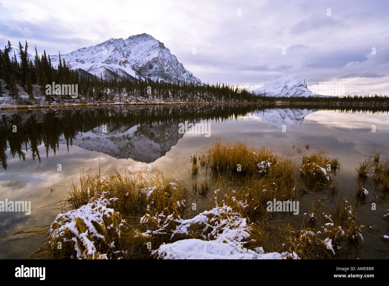 Mount Dillon reflected in a lake Stock Photo - Alamy