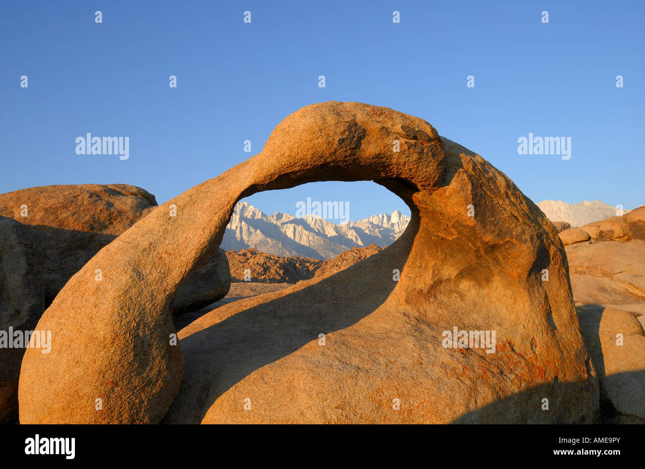 Alabama Hills - Mount Whitney seen through natural granite arch Stock ...