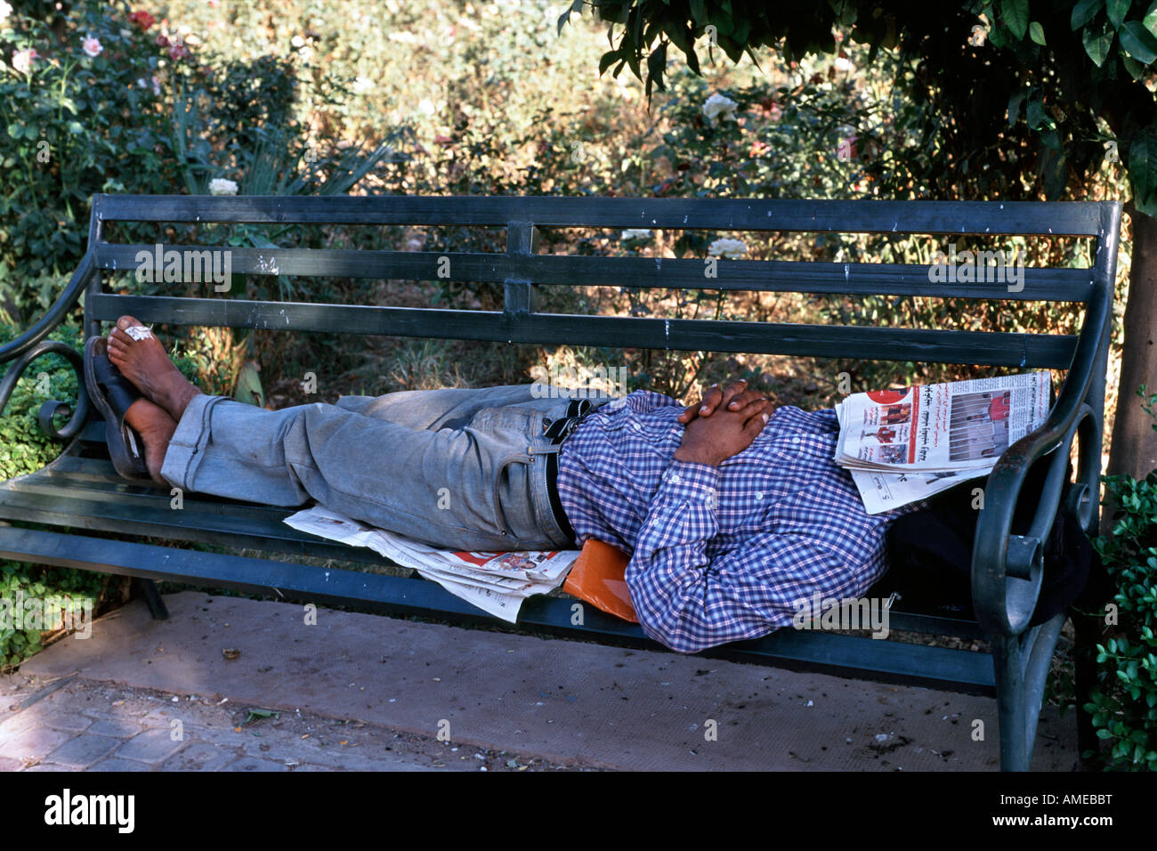 Man asleep with newspaper hi-res stock photography and images - Alamy