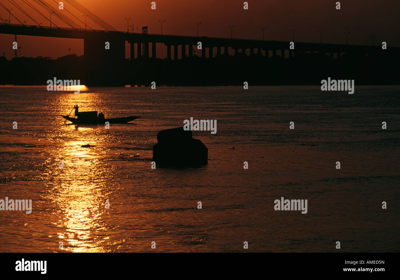Vidyasagar Setu Bridge at sunset in Calcutta, India Stock Photo - Alamy