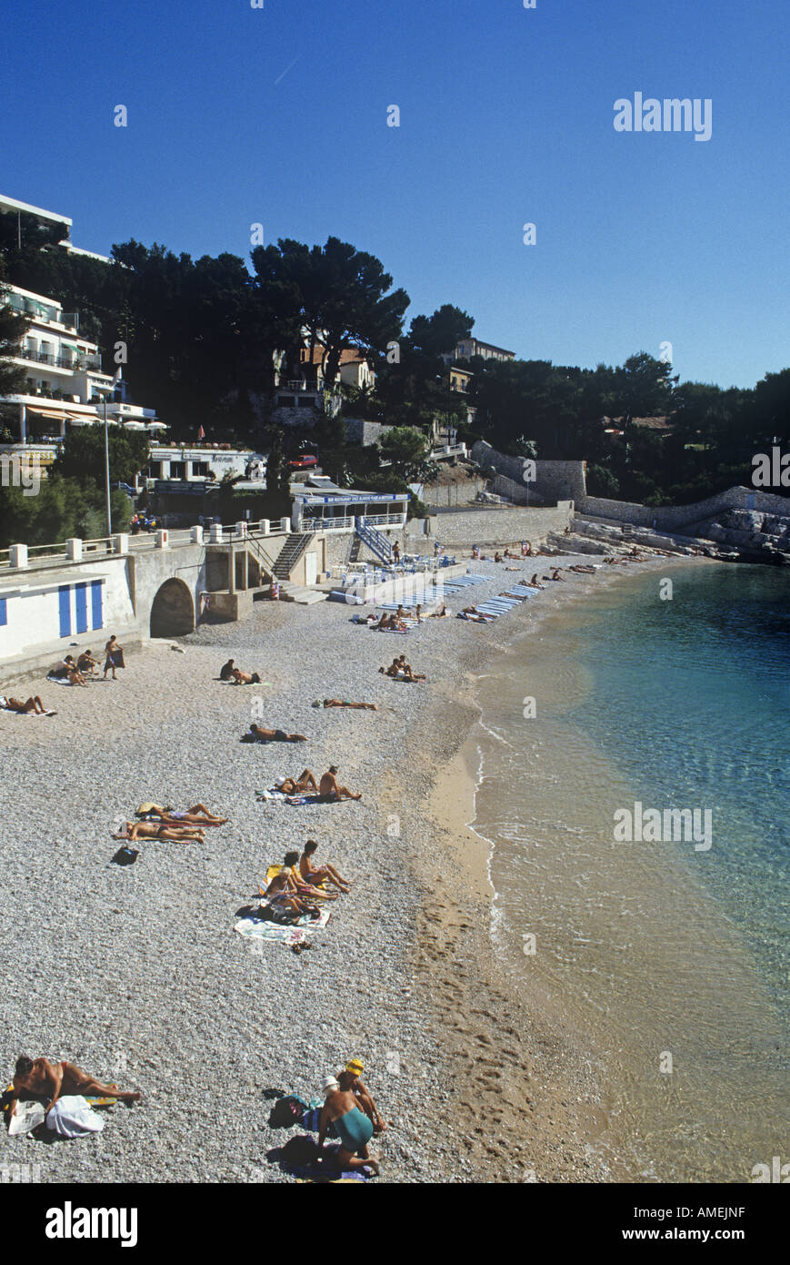 Groups of people on the beach hi-res stock photography and images - Alamy