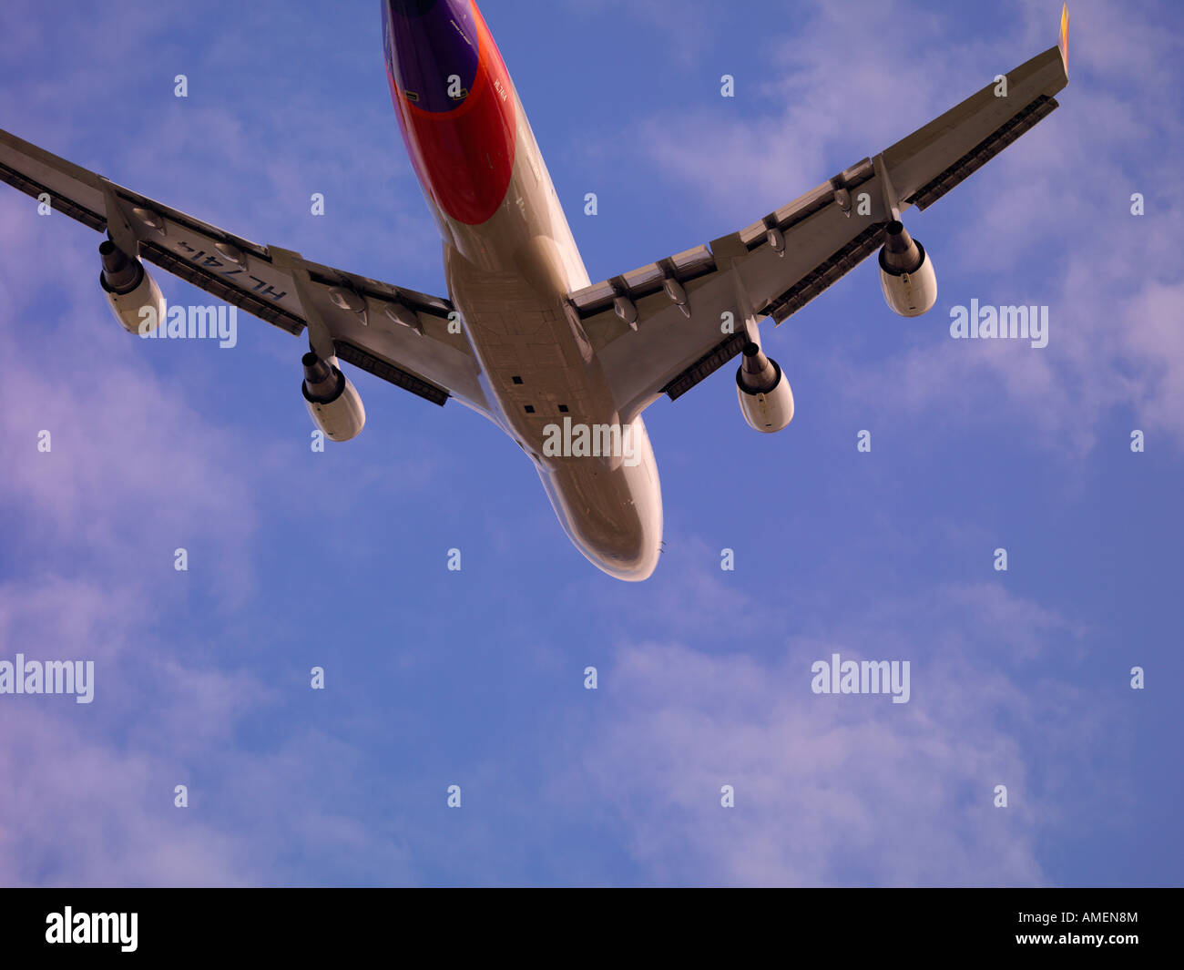 747 flying overhead jet hi-res stock photography and images - Alamy