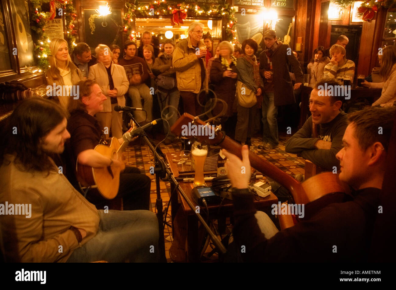 Temple bar dublin live music hi-res stock photography and images - Alamy