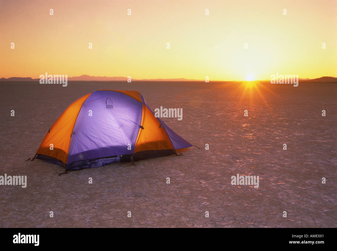 Tent in desert hi-res stock photography and images - Alamy