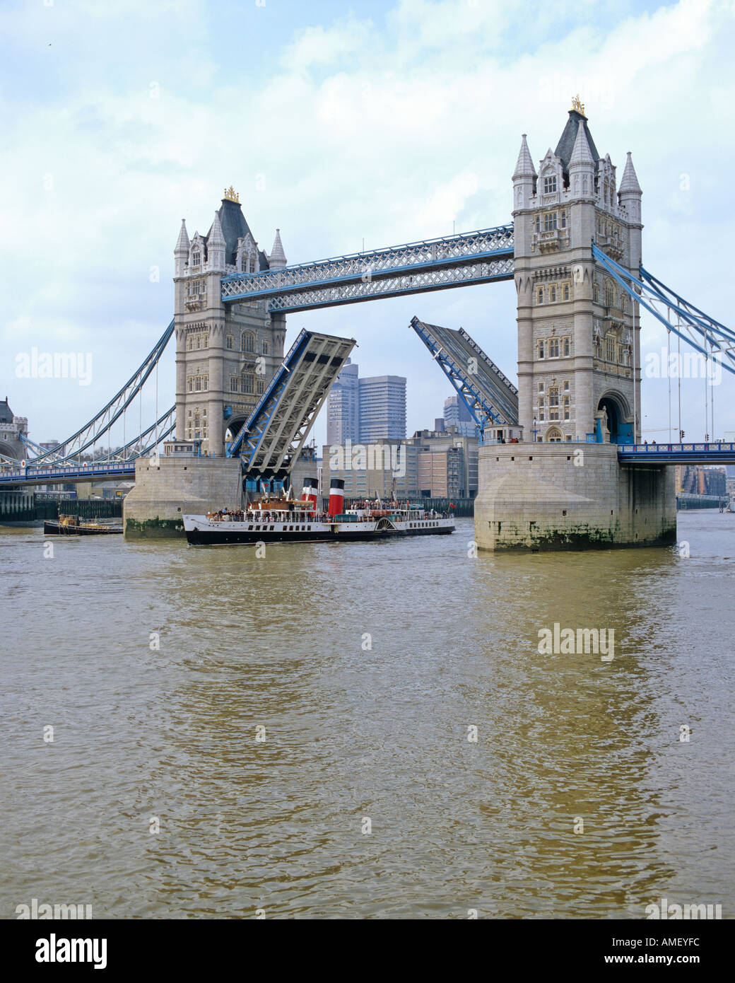 Waverly Paddle Steamer Ship cruises underneath Tower Bridge London ...