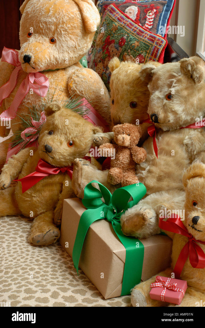 Many teddy bears hi-res stock photography and images - Alamy