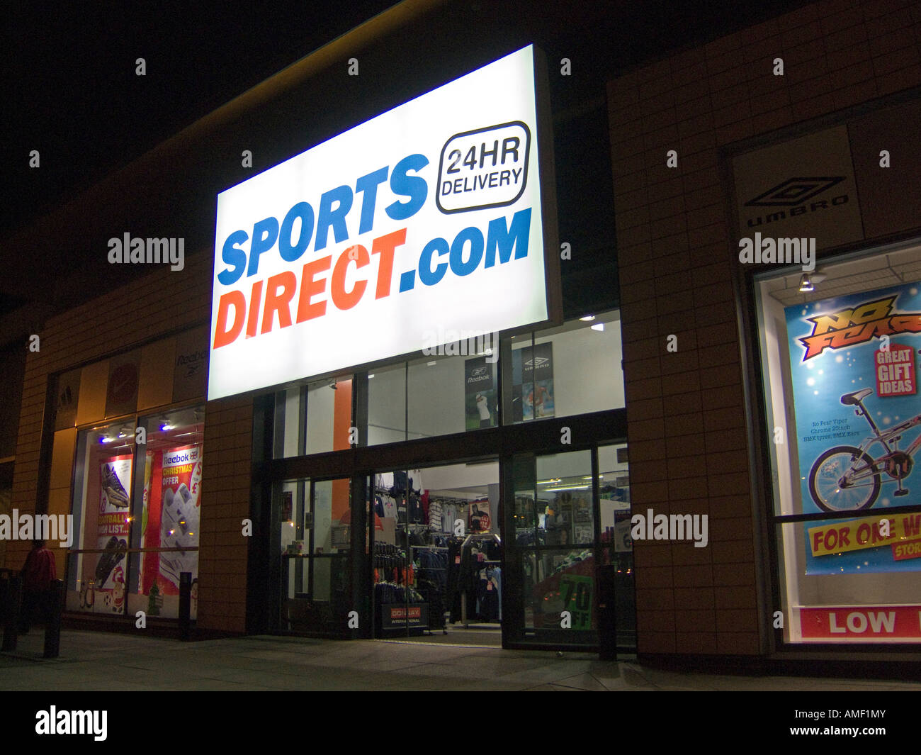 Shop on a retail park Stock Photo - Alamy