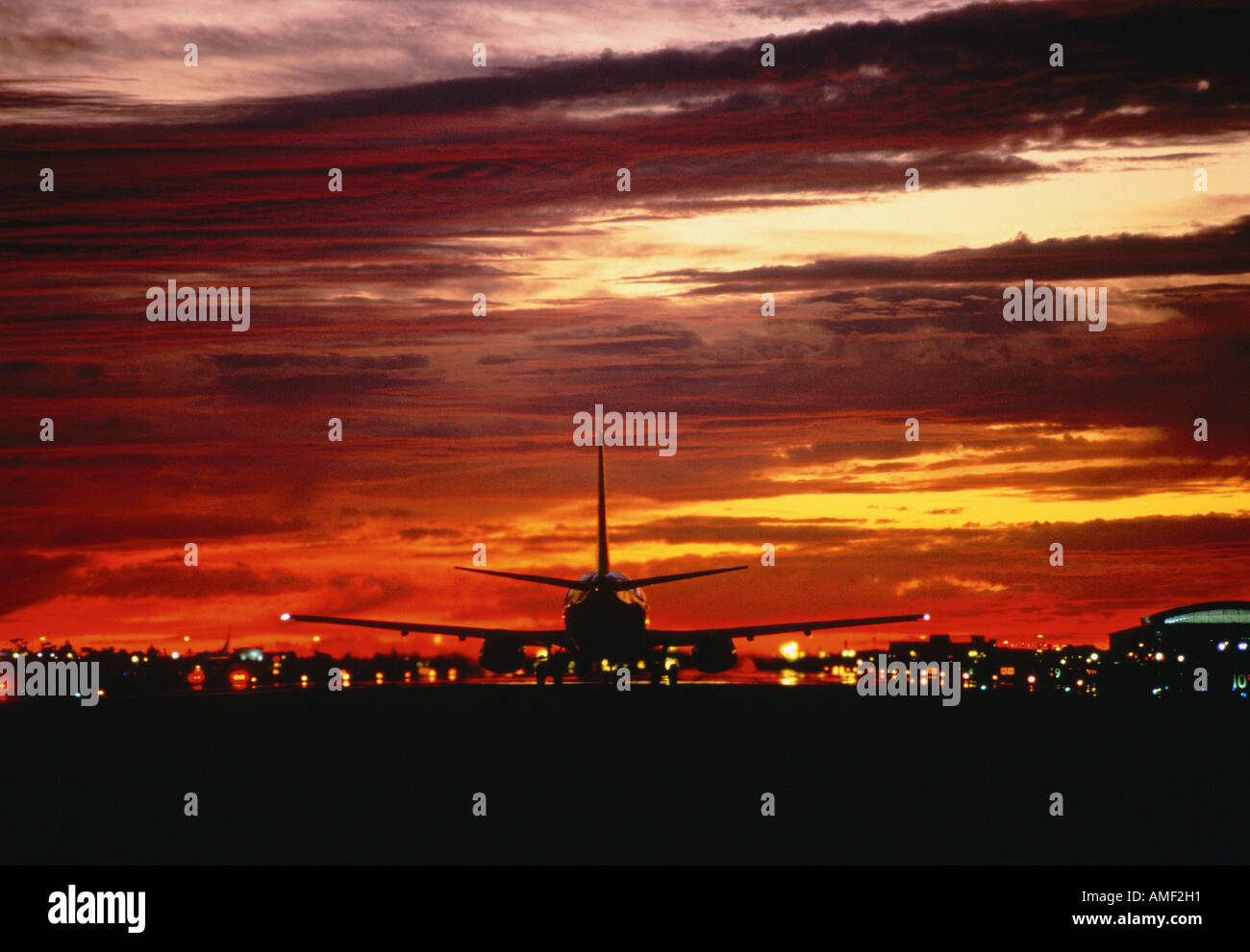 Jet Aircraft Landing Sunset Dusk High Resolution Stock Photography and ...
