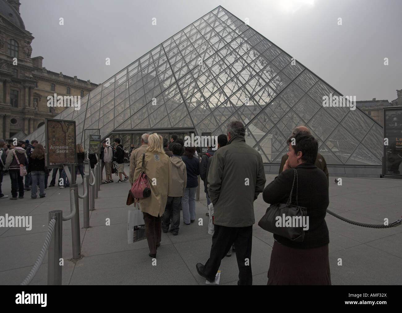 Queue of tourists Musee du Louvre Paris France Stock Photo - Alamy