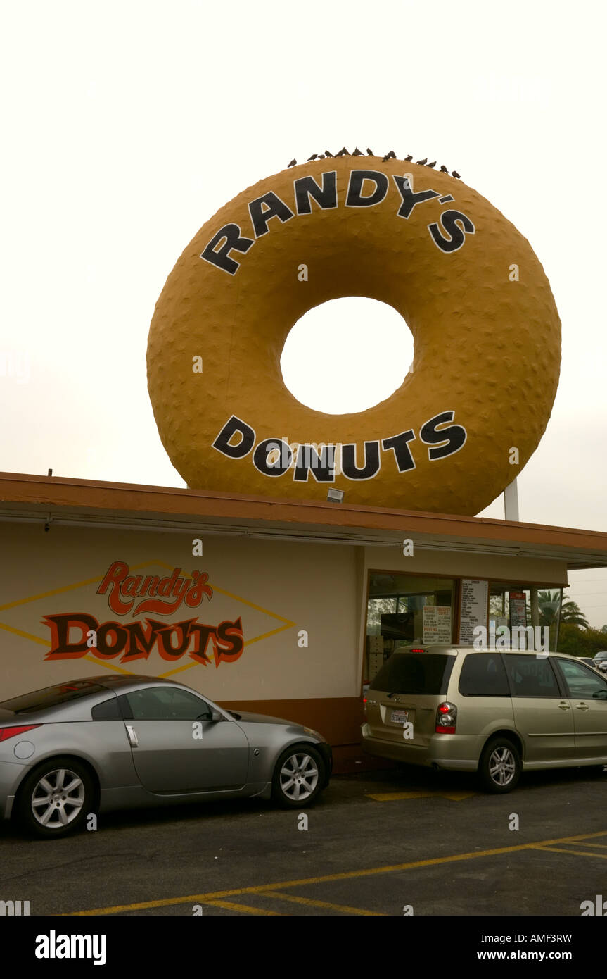 Drive through at Randys Donuts in Los Angeles Stock Photo - Alamy