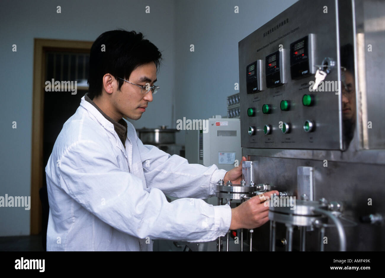 China student lab hi-res stock photography and images - Alamy