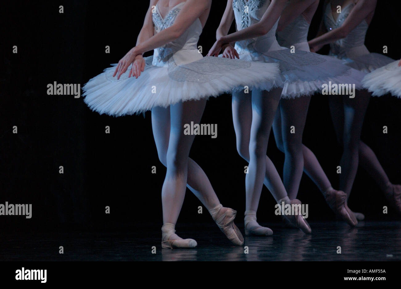 Swan lake ballet hi-res stock photography and images - Alamy