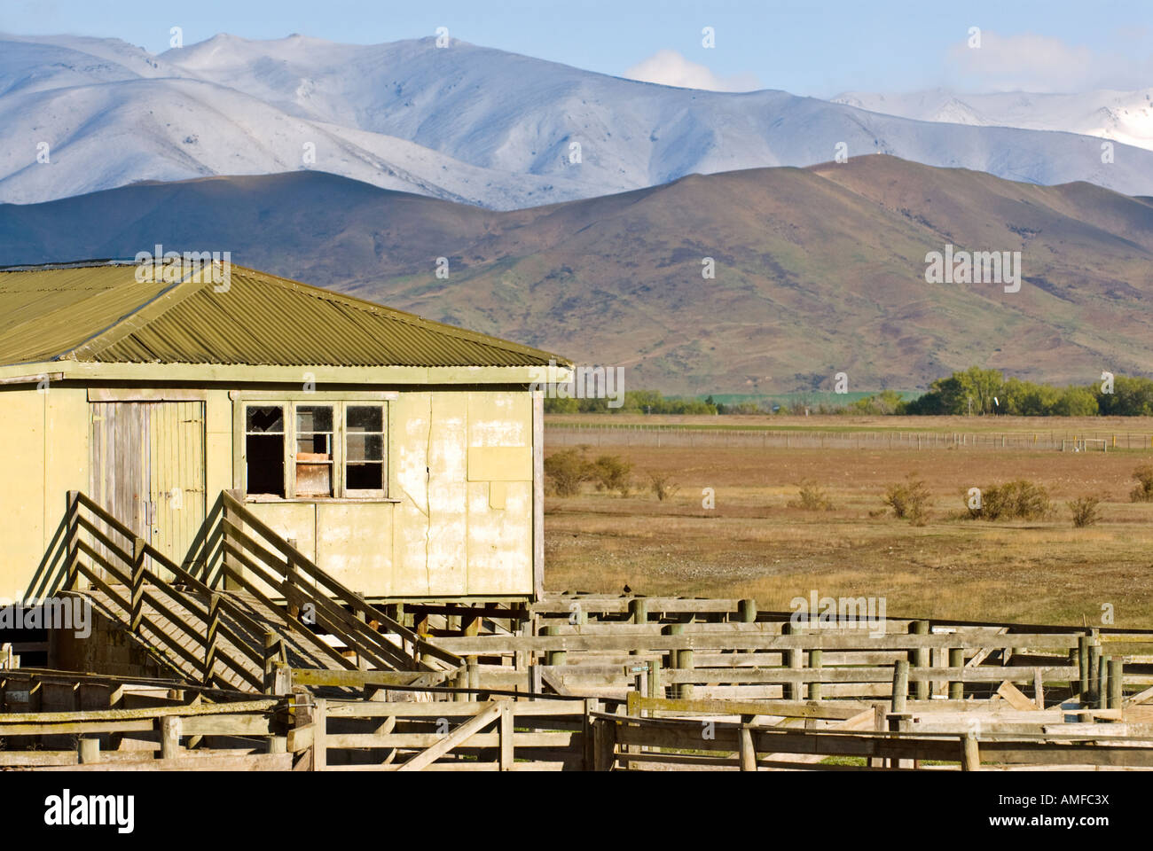Farm building on outskirts of Omarama Stock Photo - Alamy