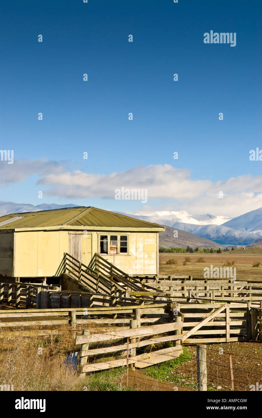 Farm building on outskirts of Omarama Stock Photo - Alamy