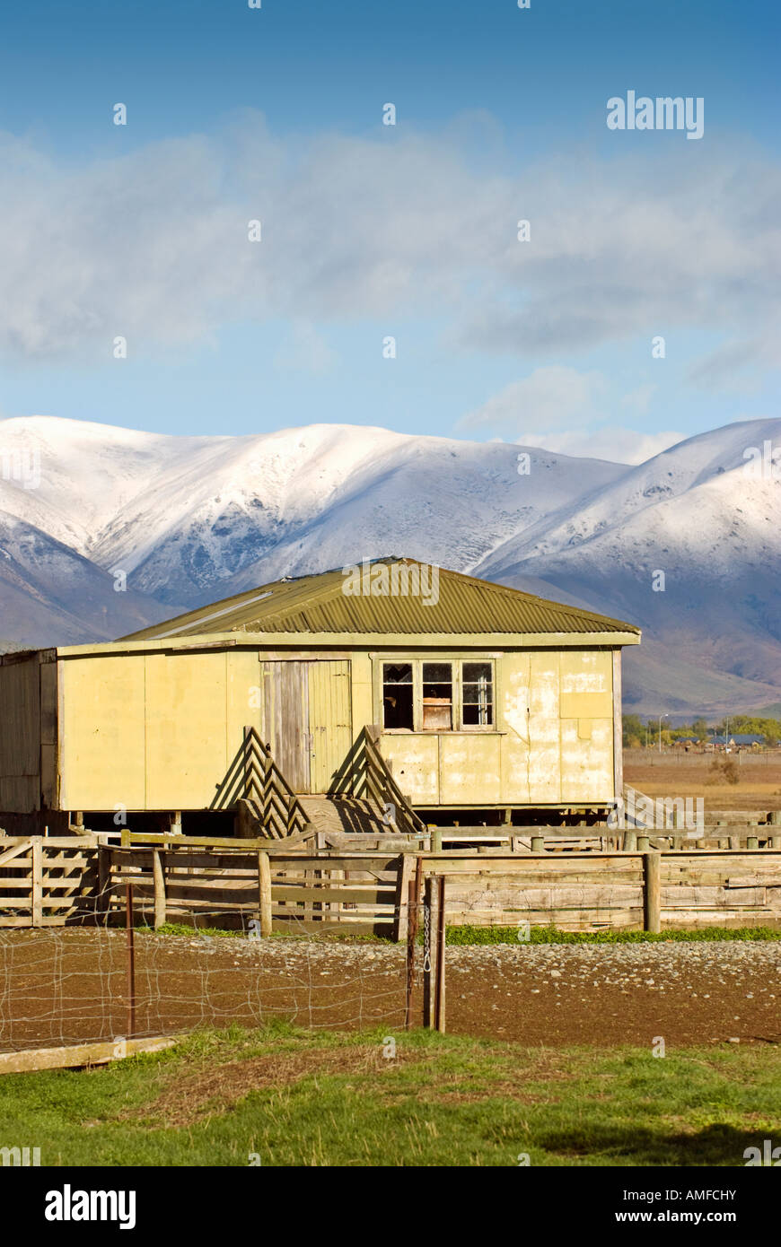 Farm building on outskirts of Omarama Stock Photo - Alamy