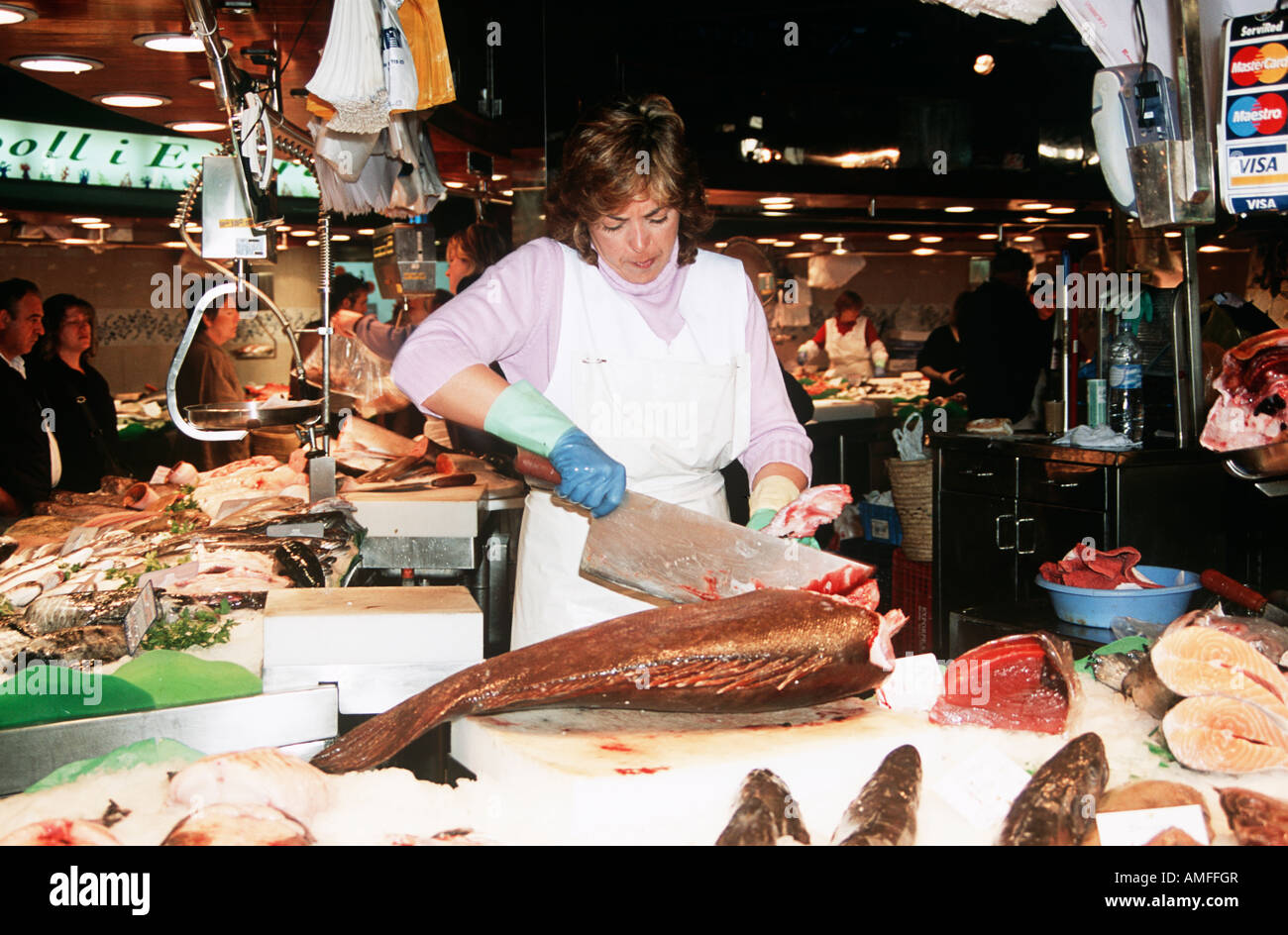 Fishmonger cutting fish, Mercat St Josep de la Boqueria, La Rambla ...