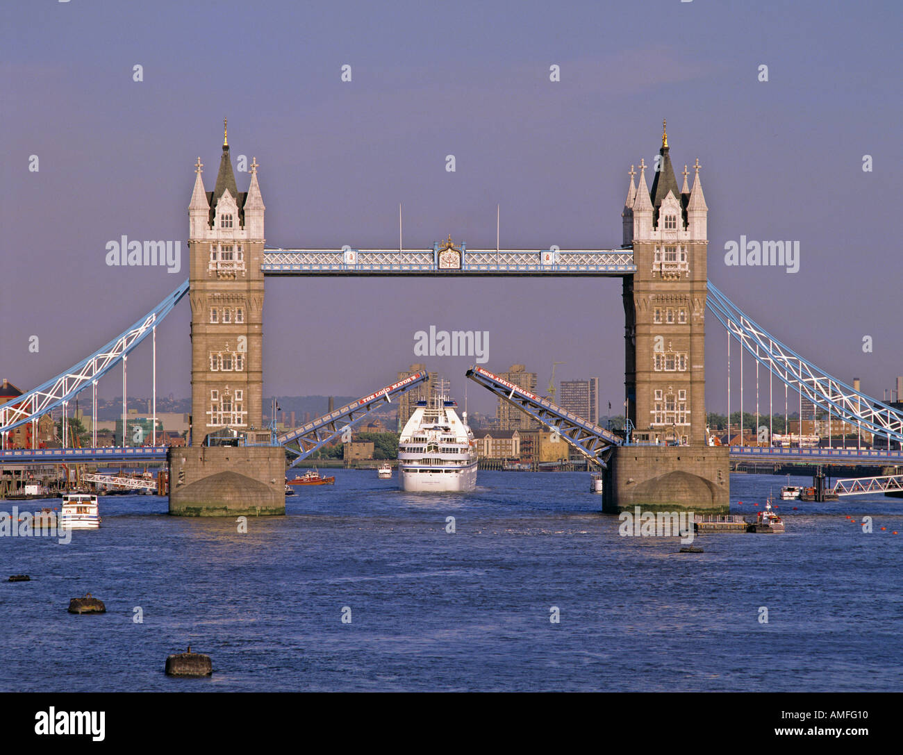 Seabourn Pride luxury passenger ship cruises underneath Tower Bridge ...