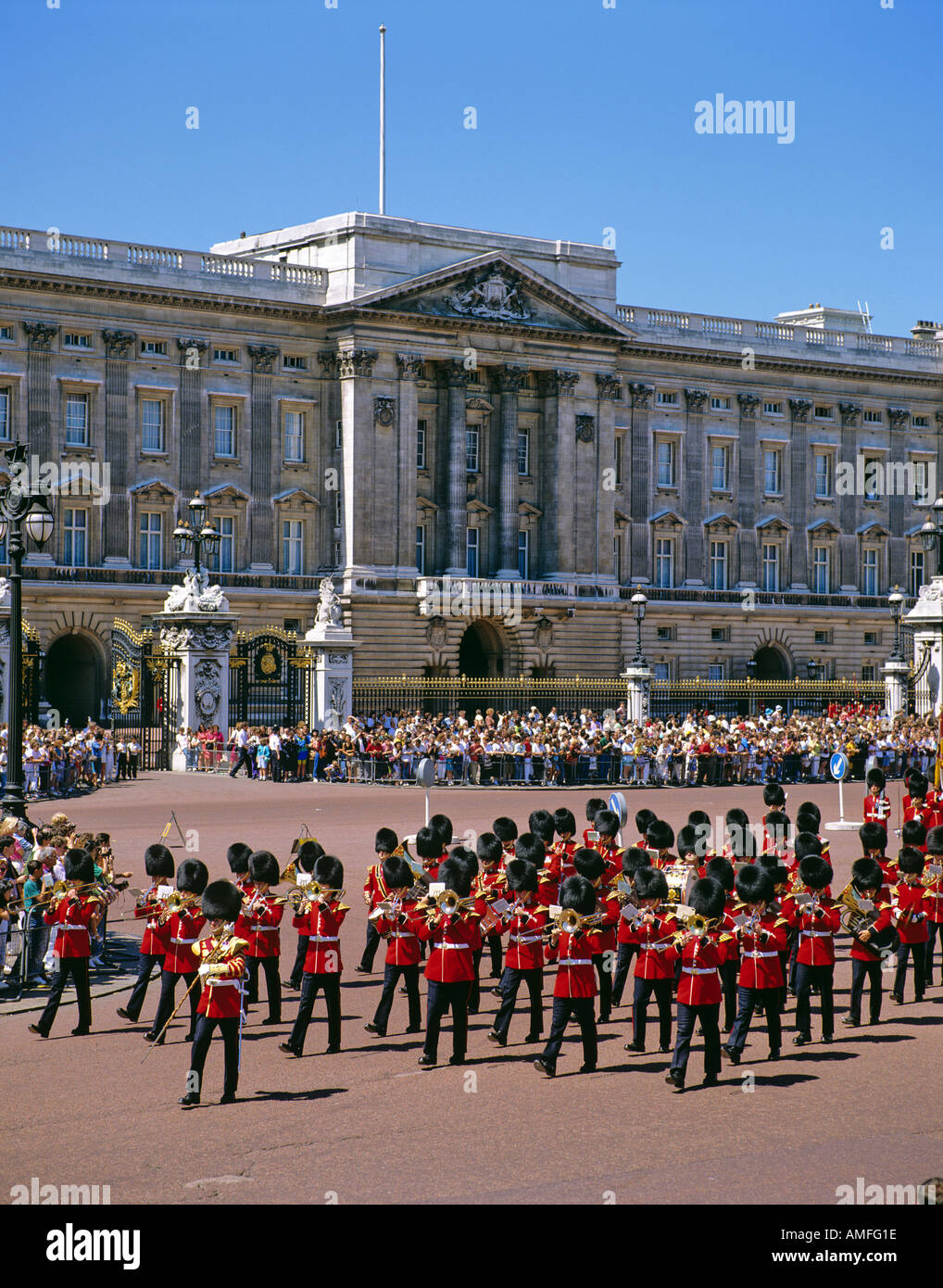 Buckingham palace guards hi-res stock photography and images - Alamy