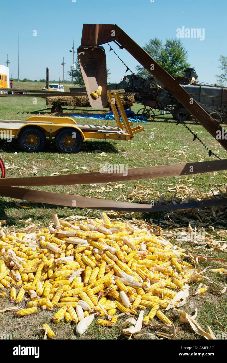 Farmers threshing corn hi-res stock photography and images - Alamy