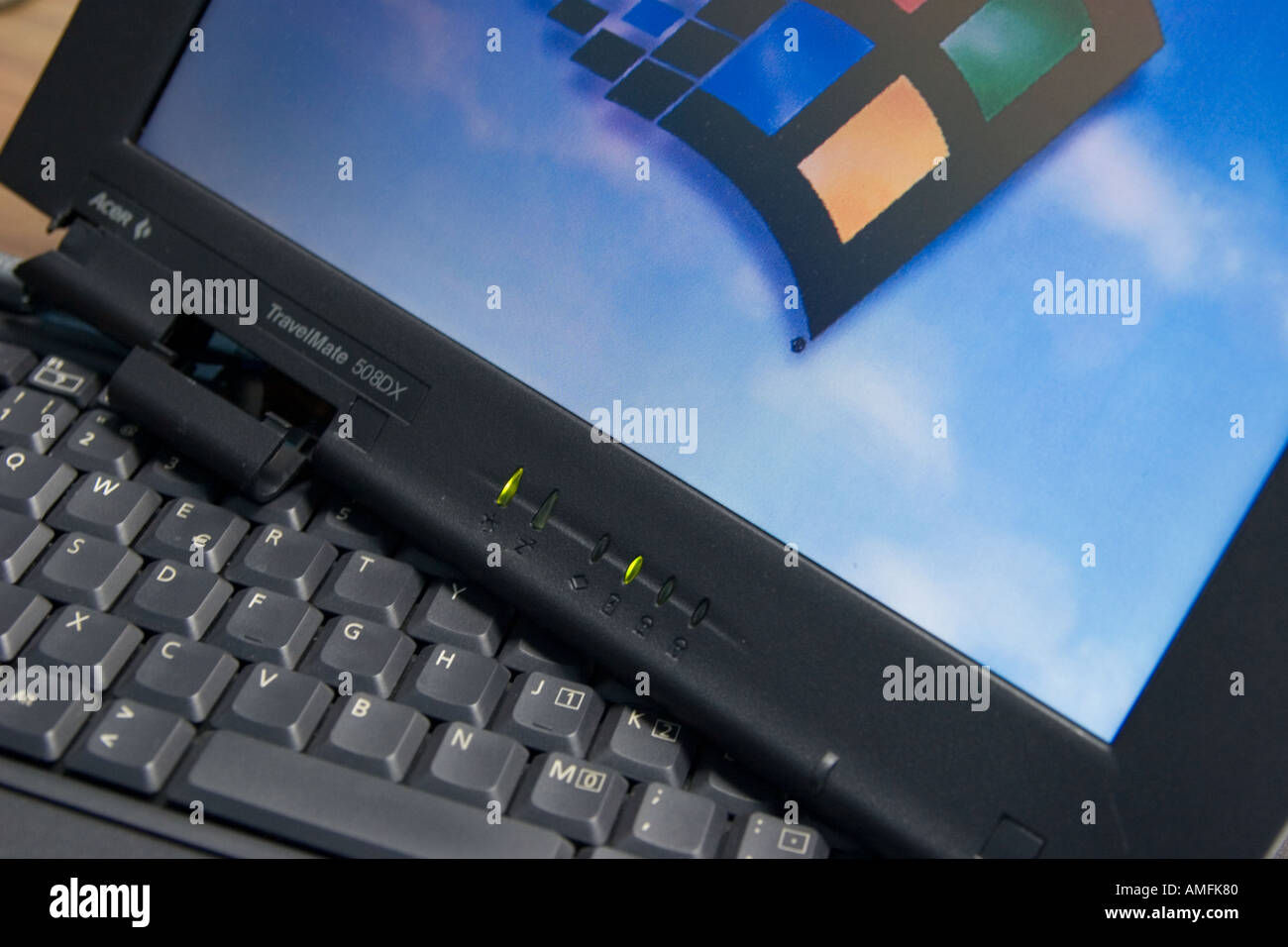 Broken laptop PC showing the Microsoft windows logo Stock Photo - Alamy
