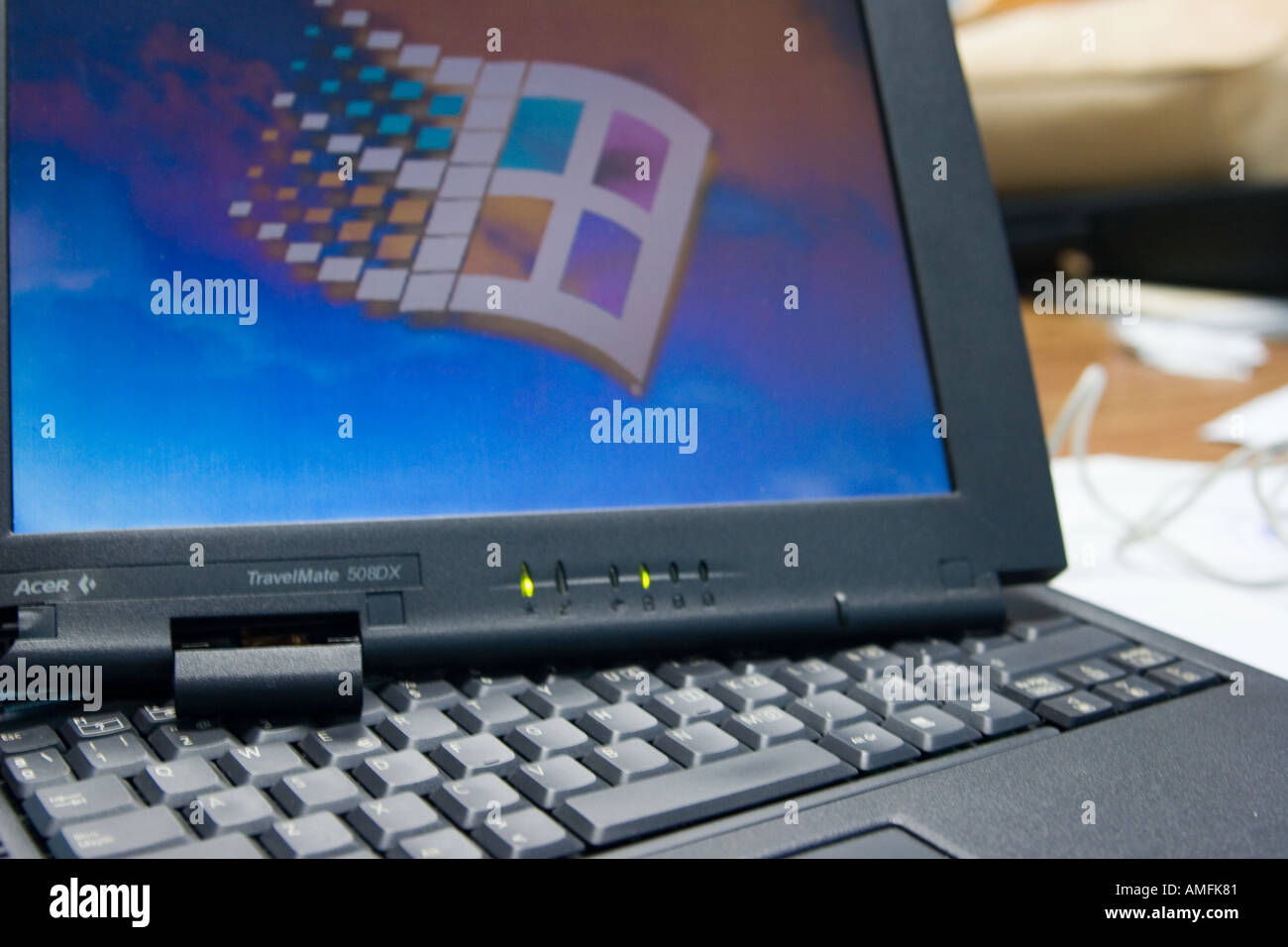 Broken laptop PC showing the Microsoft windows logo Stock Photo - Alamy