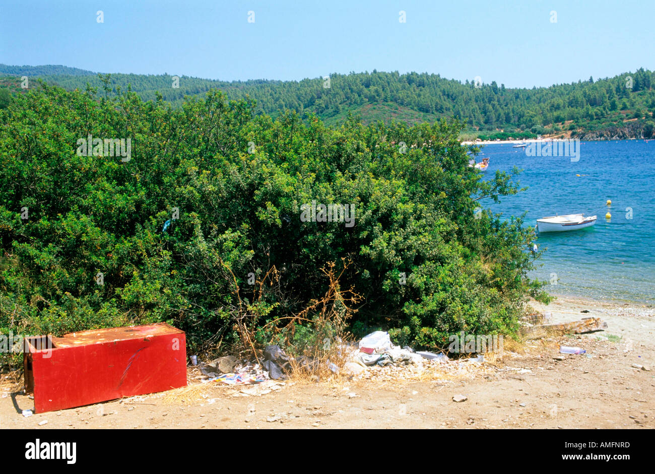 Griechenland, Chalkidiki, Sithonia, wilde Müllkippe an Strand südlich von Porto Carras Stock ...