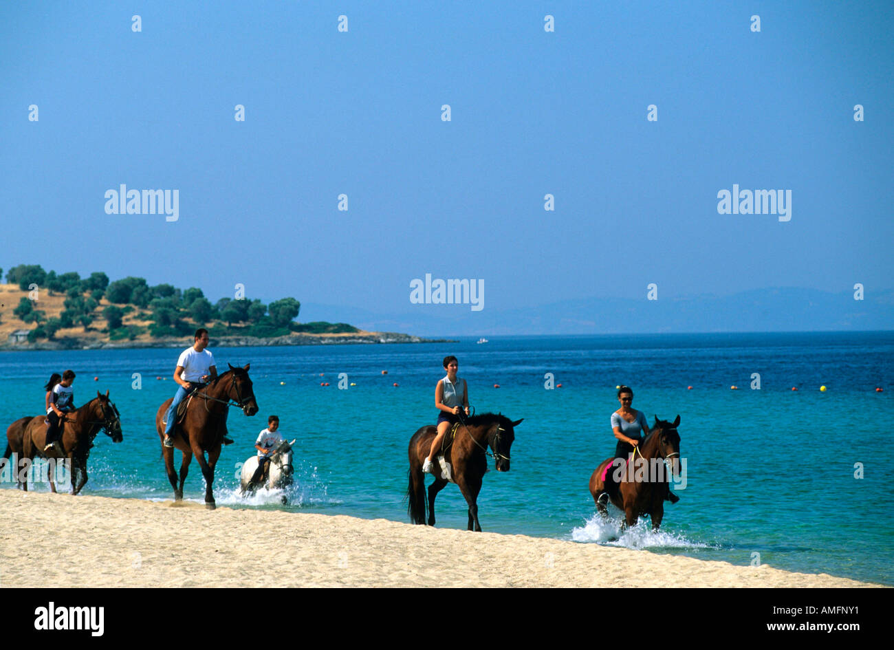 Griechenland, Chalkidiki, Sithonia, Reiter am Strand von Porto Carras Stock Photo - Alamy