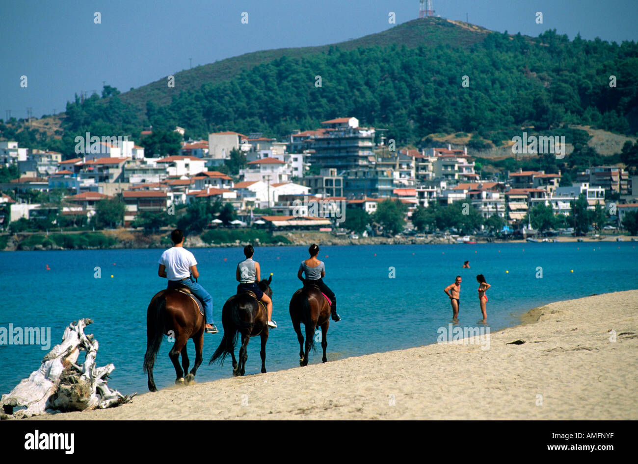 Griechenland, Chalkidiki, Sithonia, Reiter am Strand von Porto Carras, im Hintergrund Neos ...