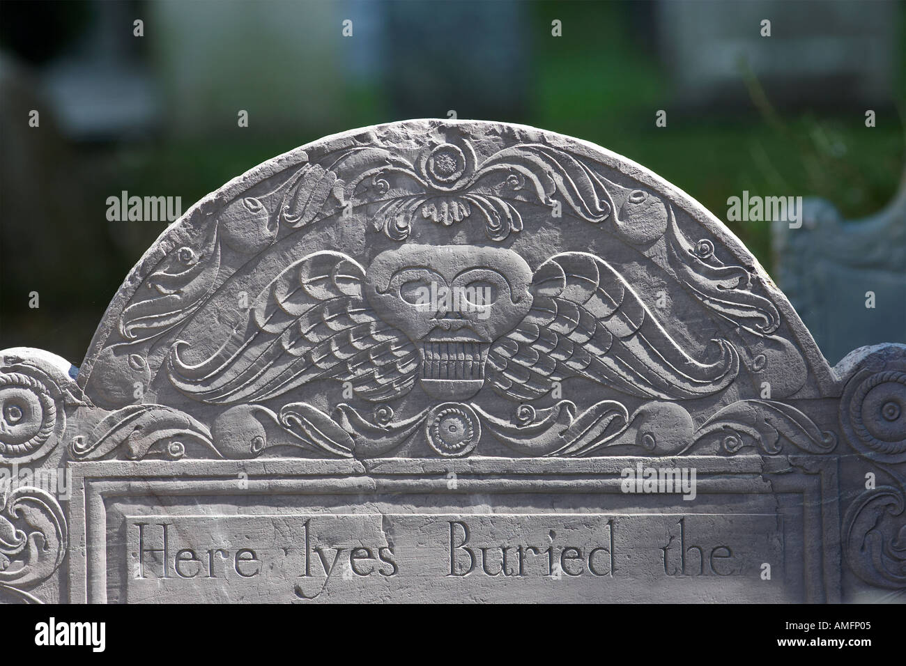 Tombstone with skull design Stock Photo - Alamy