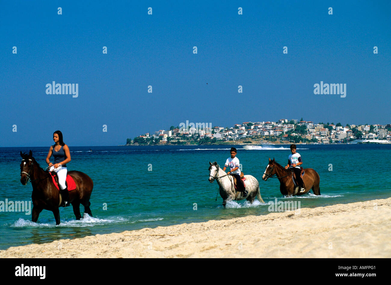 Griechenland, Chalkidiki, Sithonia, Reiter am Strand von Porto Carras, im Hintergrund Neos ...