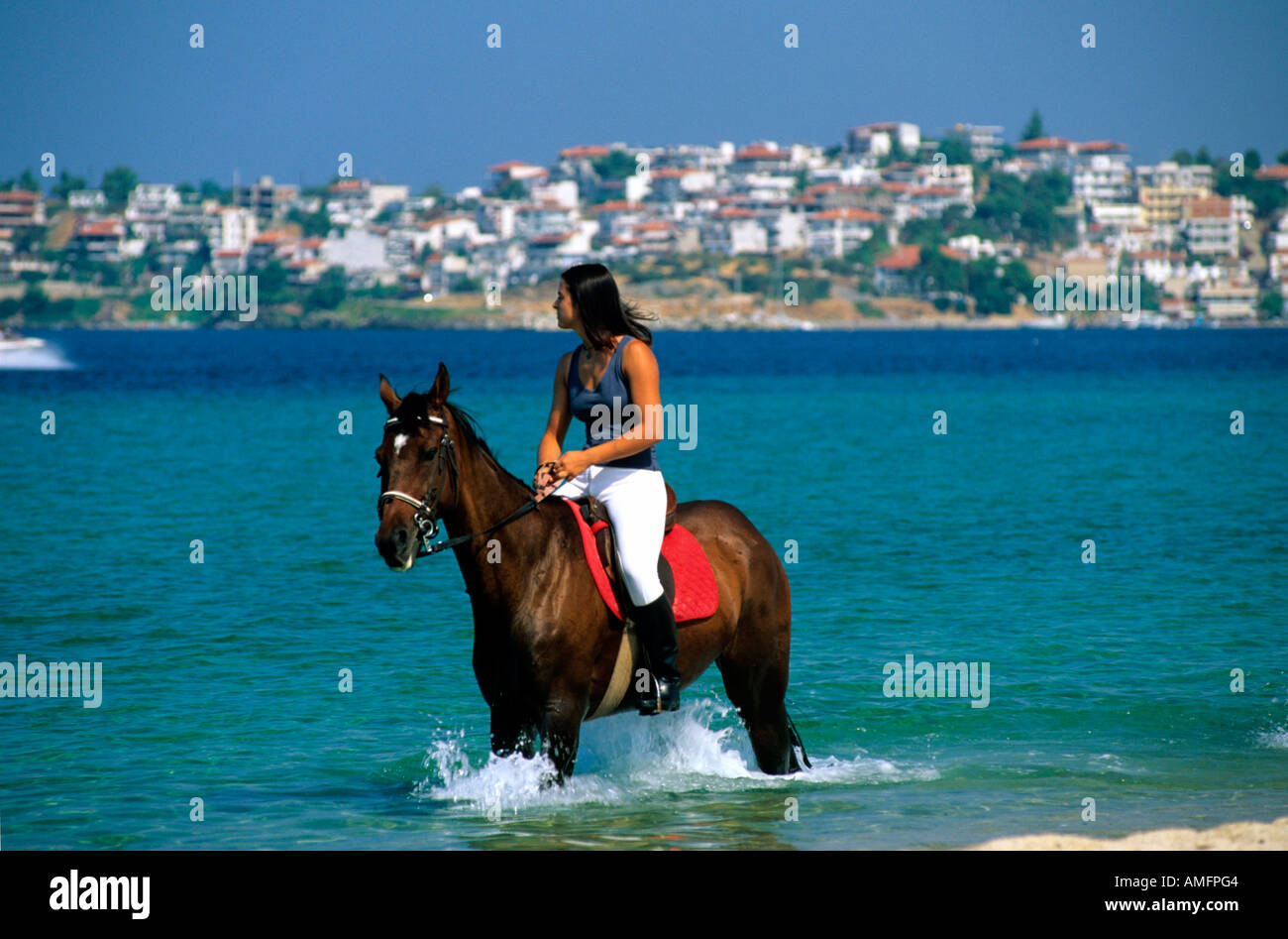 Griechenland, Chalkidiki, Sithonia, Reiter am Strand von Porto Carras, im Hintergrund Neos ...