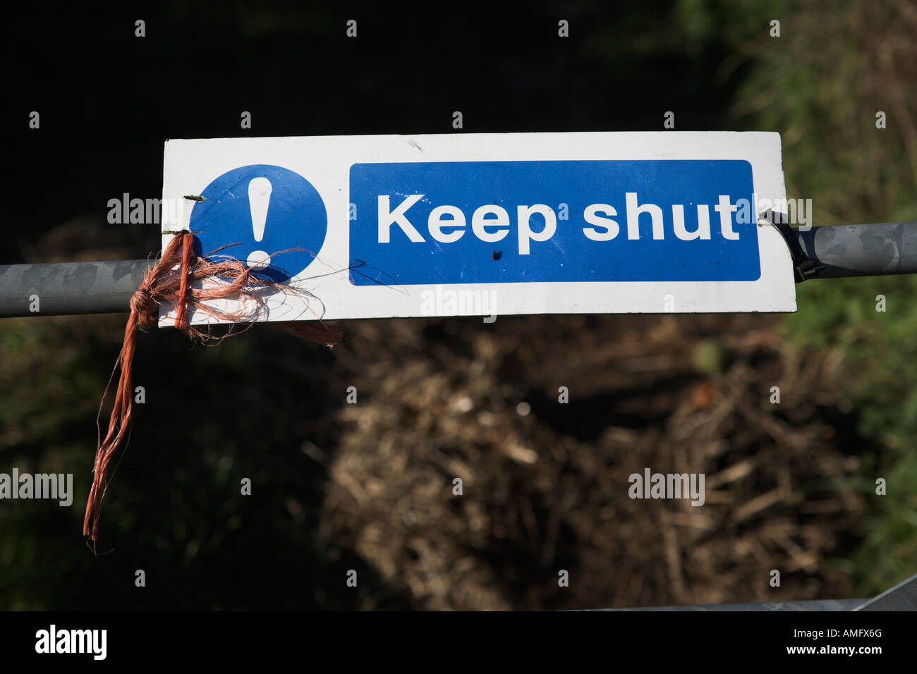 Sign on gate saying Keep Shut Stock Photo - Alamy
