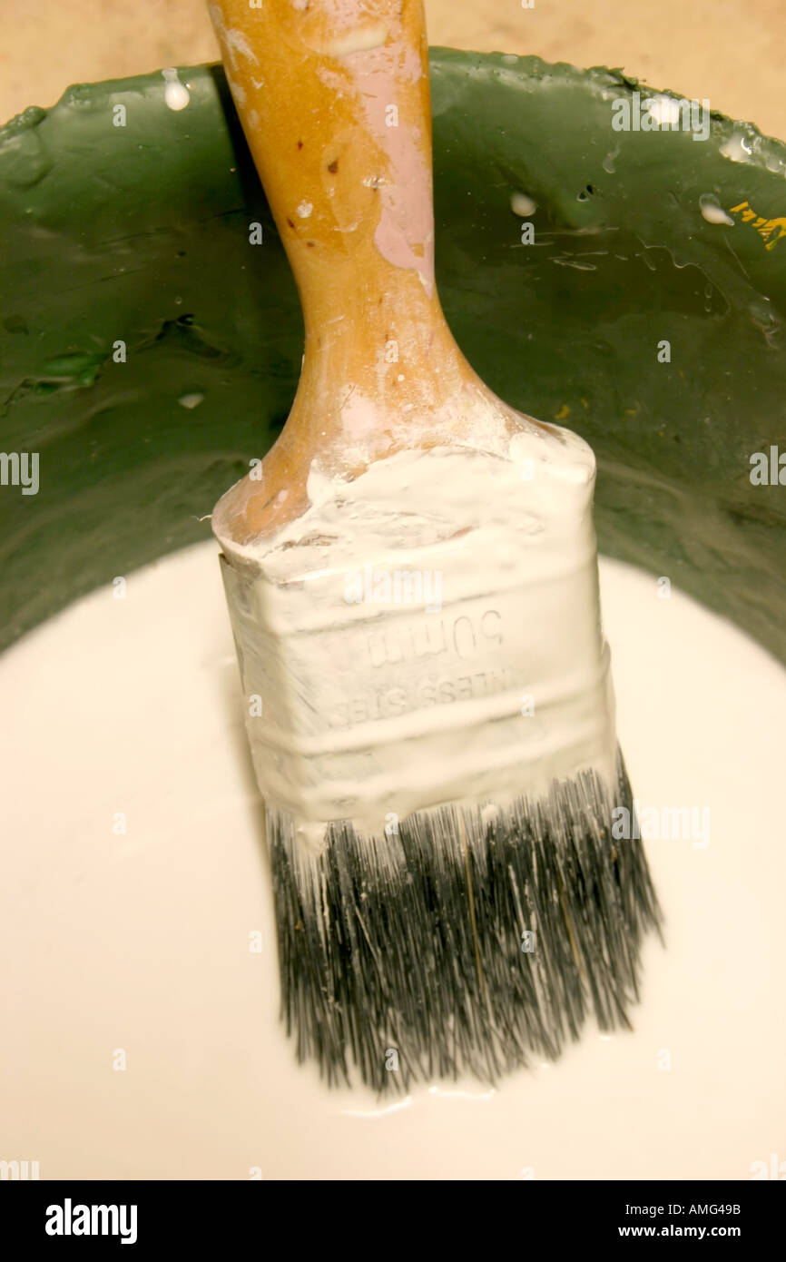 Paint brush in pot of paint Stock Photo - Alamy