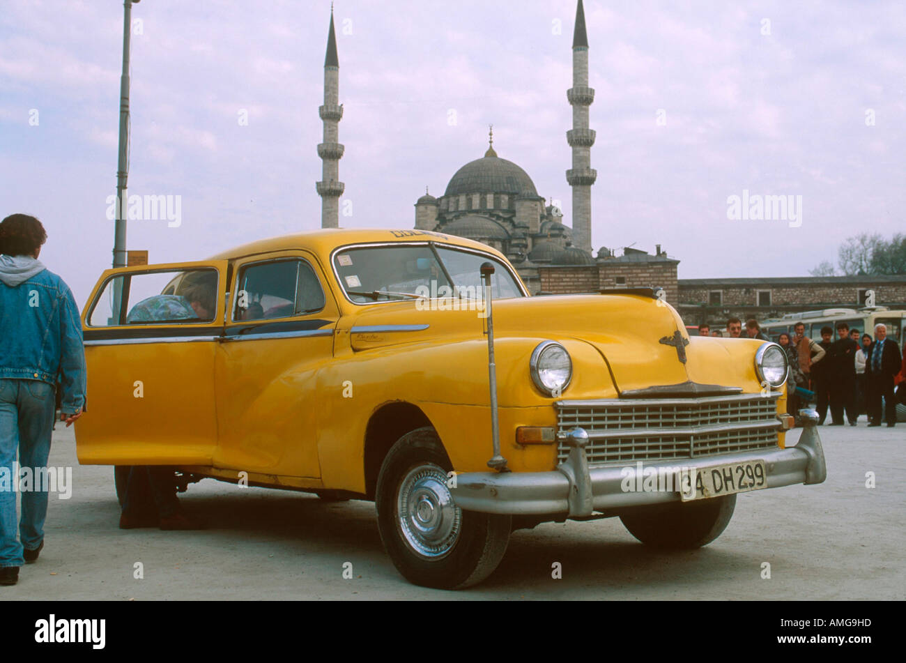 Türkei, Istanbul, Sammeltaxi (türk. Dolmus) auf Halteplatz vor Yeni ...