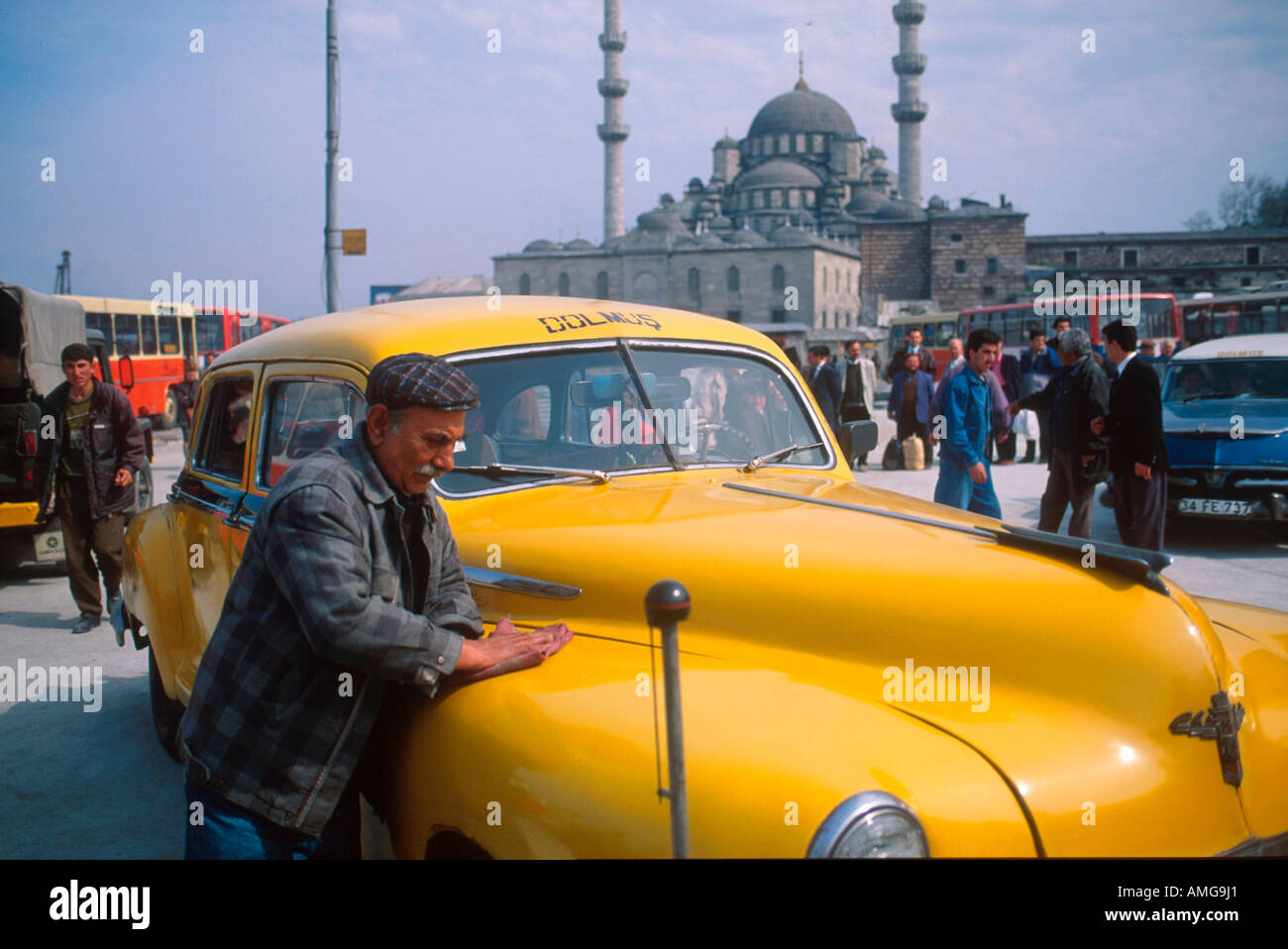 Türkei, Istanbul, Sammeltaxi (türk. Dolmus) auf Halteplatz vor Yeni ...