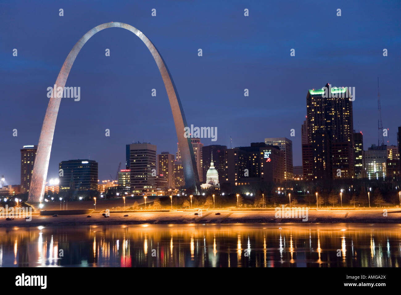 Gateway Arch in St Louis, Missouri at night and skyline Stock Photo - Alamy