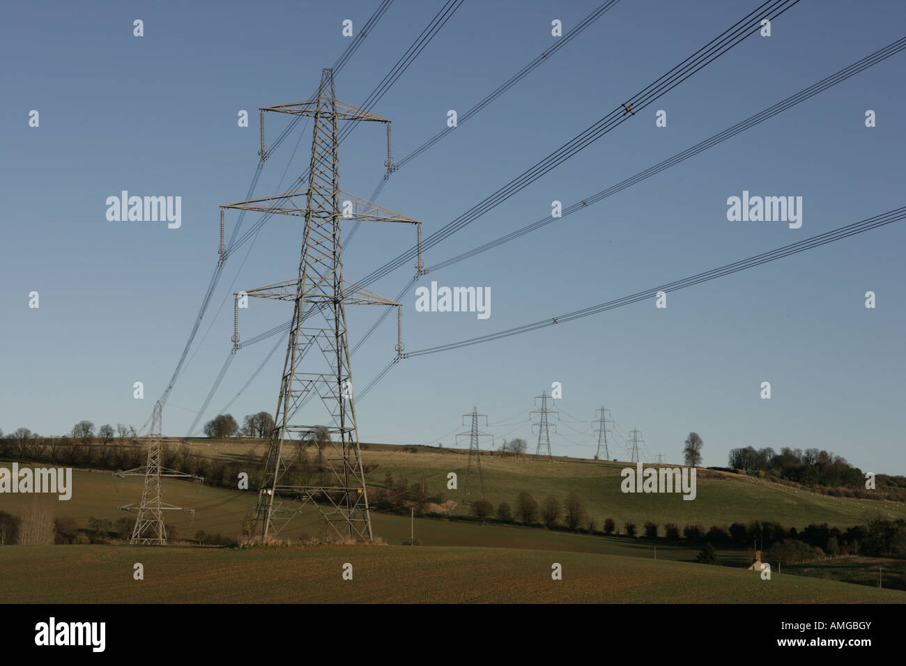 Electricity transmission lines pylons skyline hi-res stock photography ...