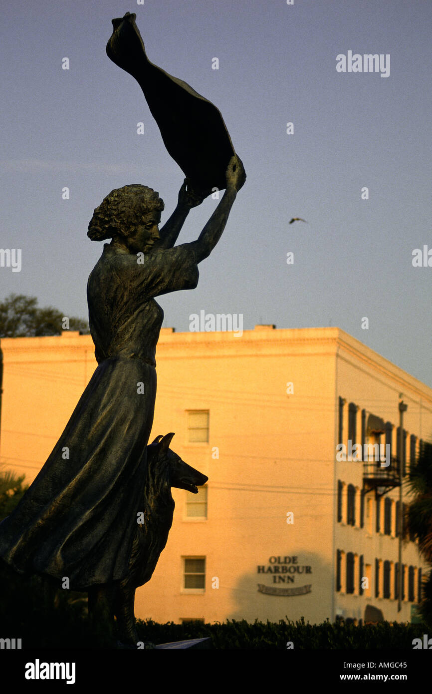 Waving girl statue hi-res stock photography and images - Alamy
