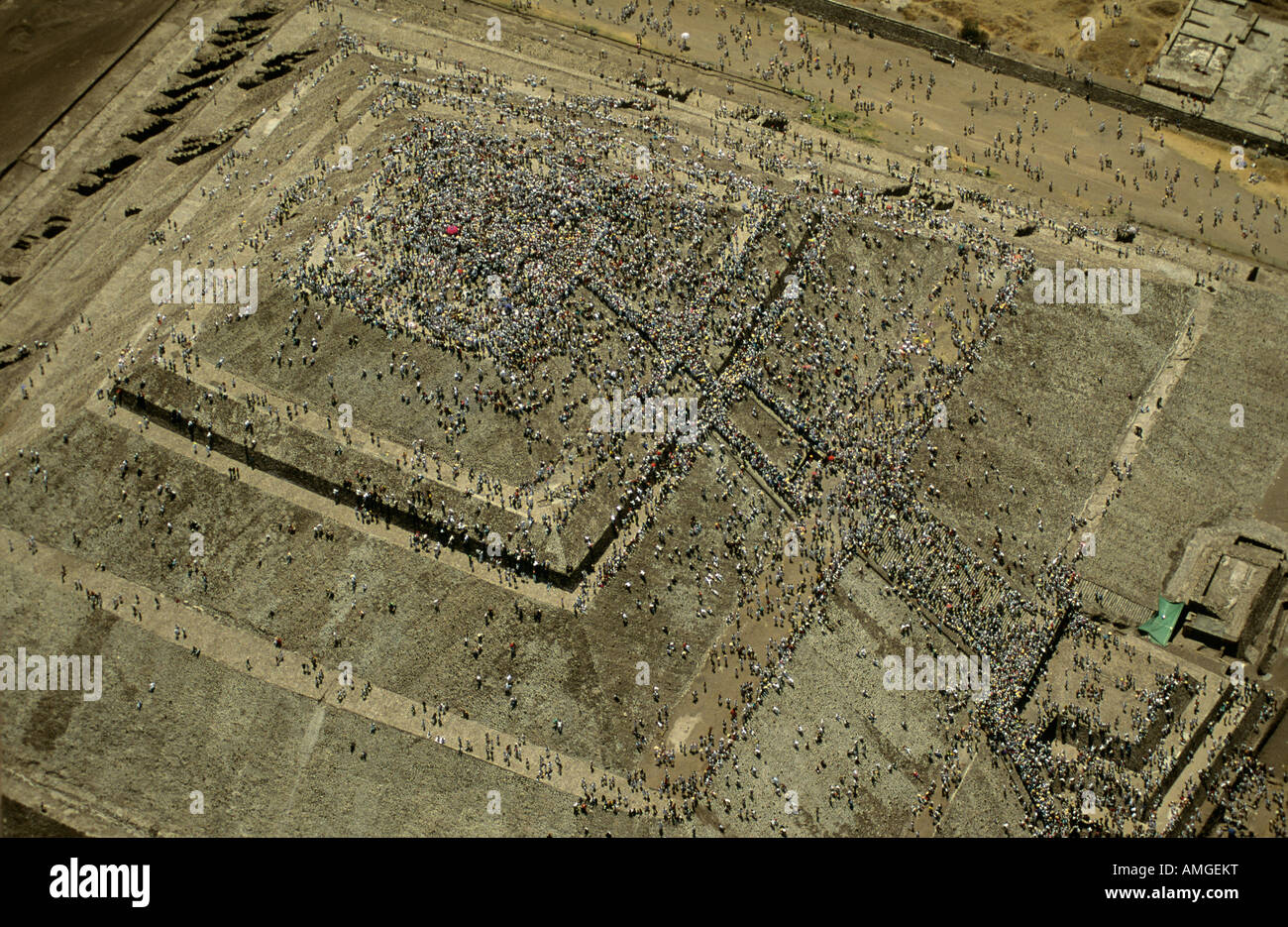 Pyramid of the Sun, Spring Equinox, New age worshippers, Teotihuacan ...