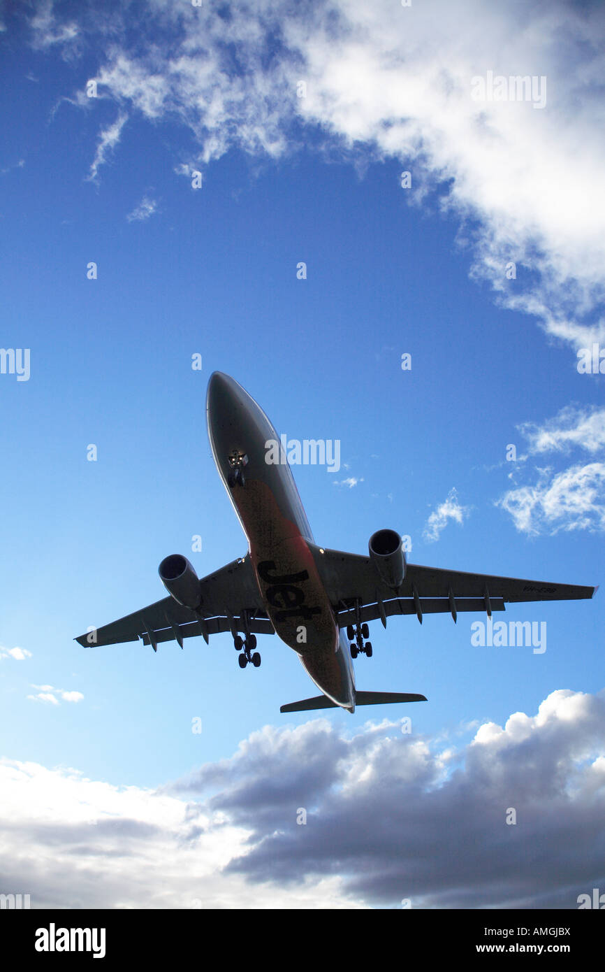 Commercial jet aircraft on approach to landing at Sydney International ...