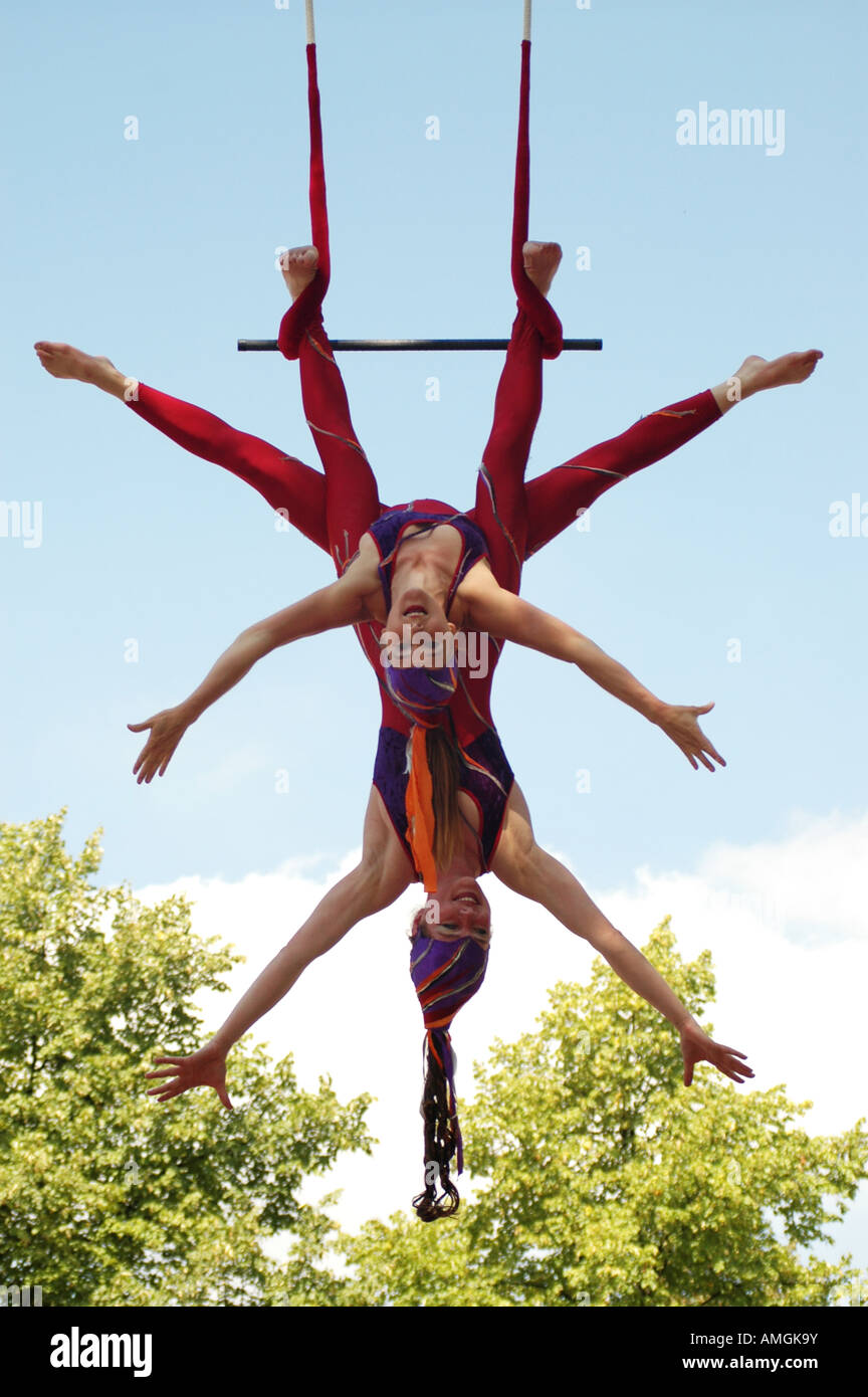 balancing act on trapeze in mid air Stock Photo - Alamy