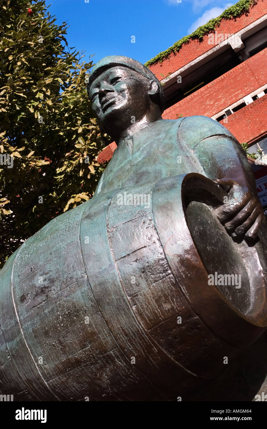 Barrel man bronze statue hi-res stock photography and images - Alamy