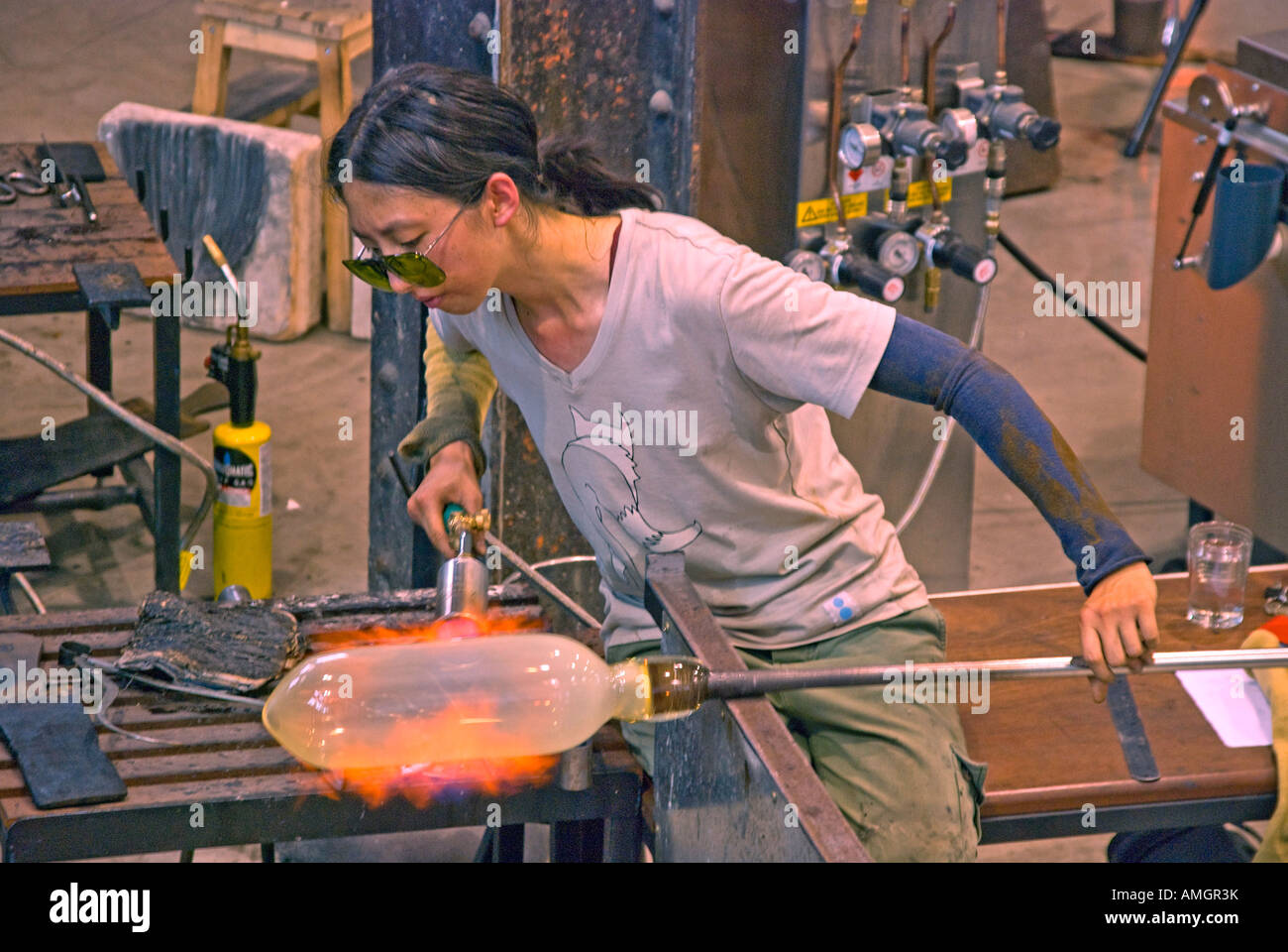 Glass artist at work in the Canberra Glassworks Stock Photo - Alamy