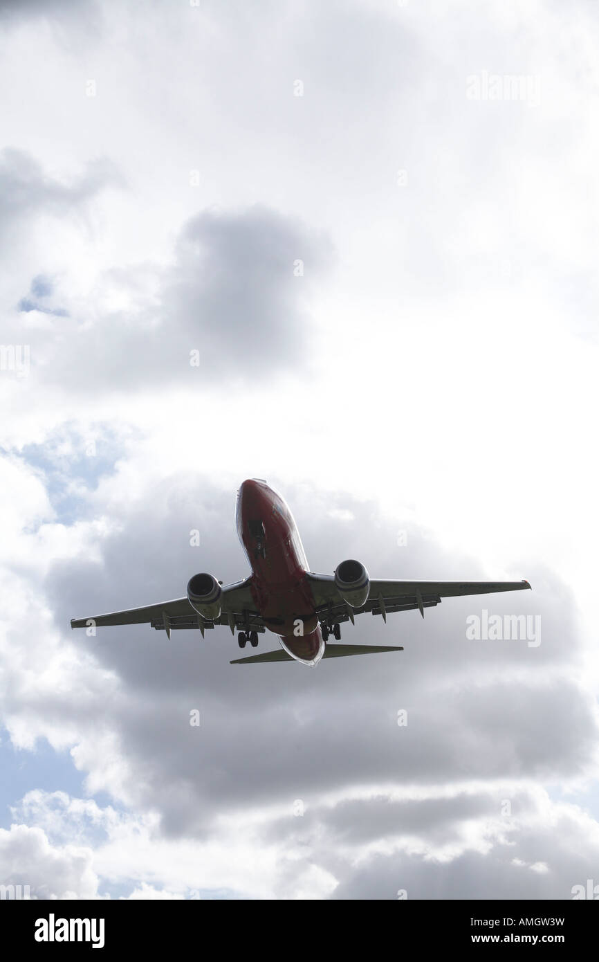 Commercial jet aircraft on approach to landing at Sydney International ...