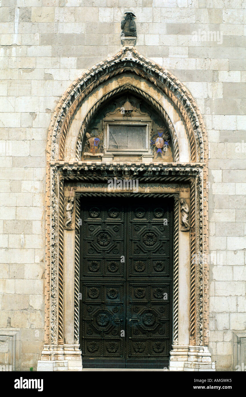 Gotisches spitzbogenportal hi-res stock photography and images - Alamy