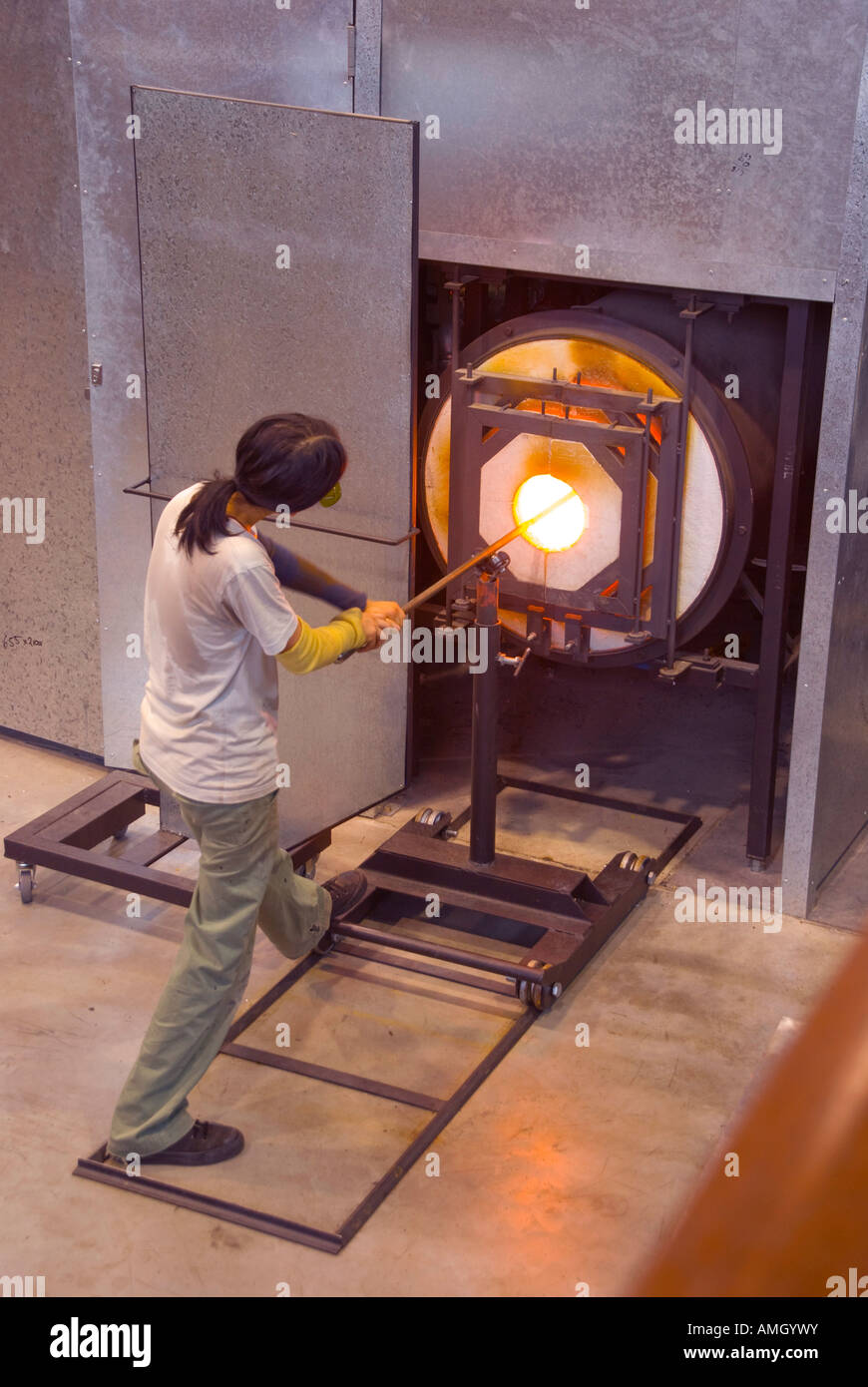 Glass artist at work in the Canberra Glassworks Stock Photo - Alamy