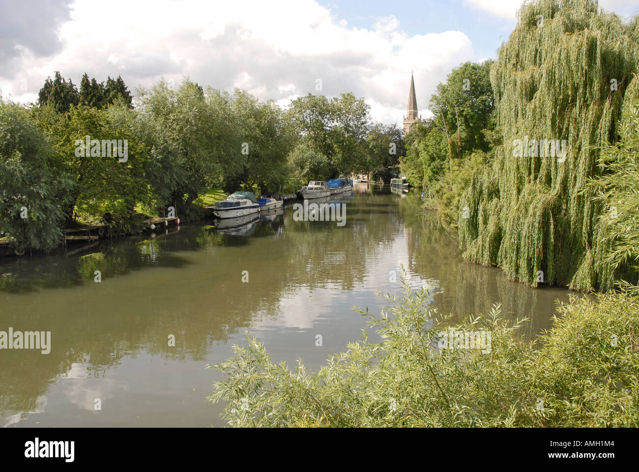 Traditional river thames pleasure boat hi-res stock photography and ...